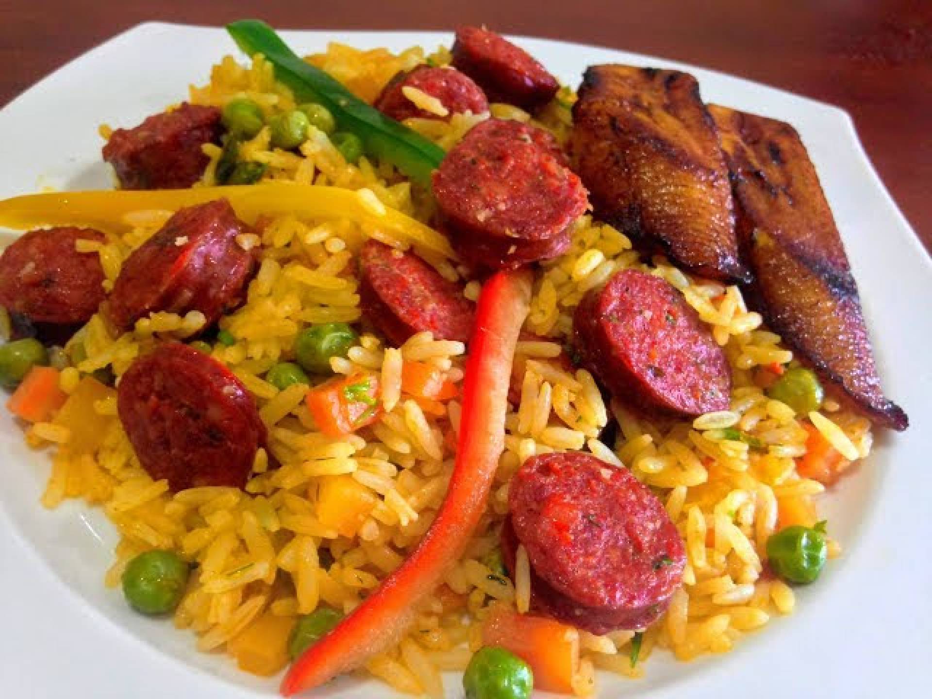 Arroz con longaniza, amarillos y vegetales - Macro Meals PR